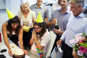 Comment organiser un anniversaire surprise ? - Planete-Buzz